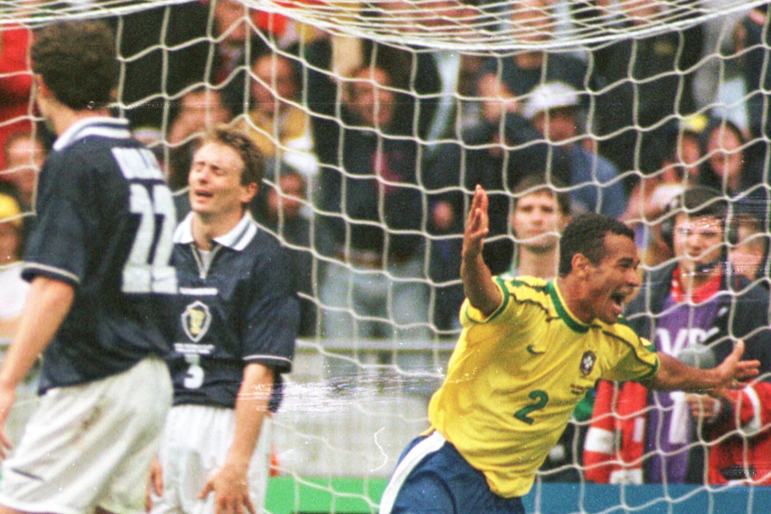 Zagallo irritado, gols de Falcão e Zico, “bolada” de Branco e gol ...