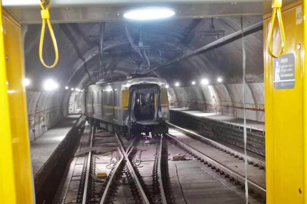 Trem com passageiros da Linha 4-Amarela descarrila e parte ao meio em ...