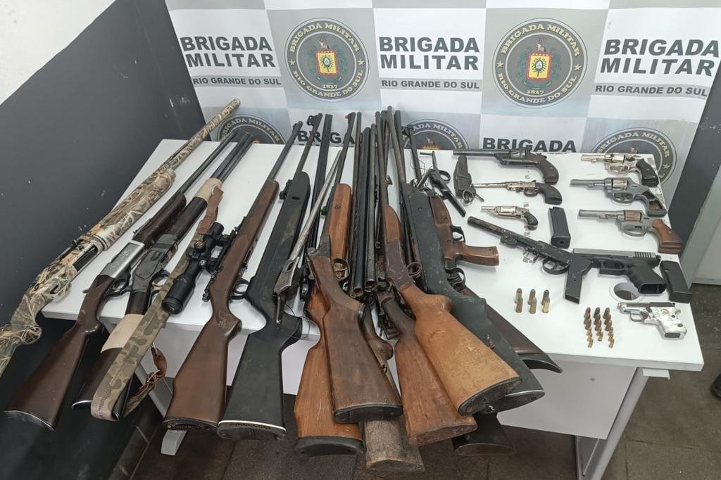 Batalhão de Choque prende homem com pistolas, rifles e revólveres em ...