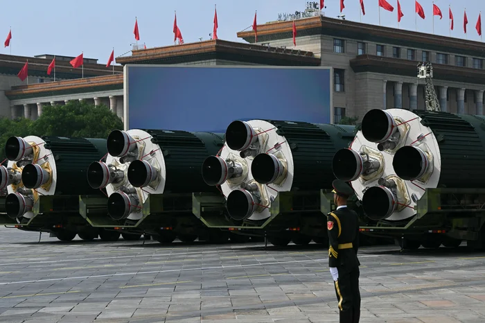 China mostra seu míssil capaz de cobrir metade da circunferência da ...