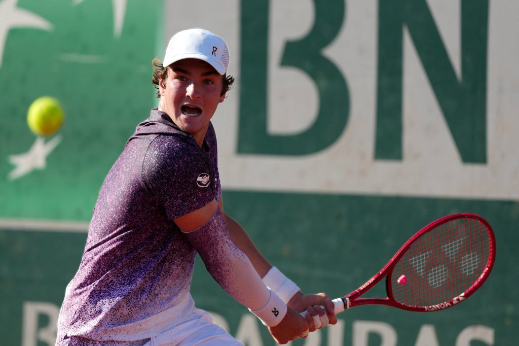 Na raça, João Fonseca vira contra croata e vai enfrentar Novak Djokovic ...