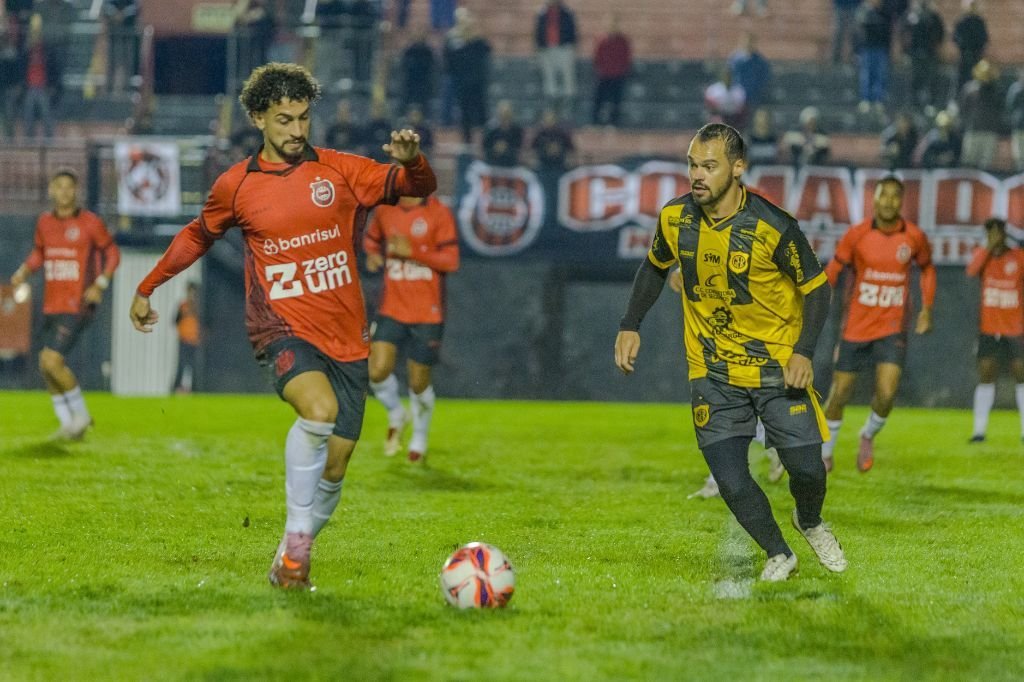 Com dois a menos, Brasil de Pelotas vence o Bagé, segue 100% e ...