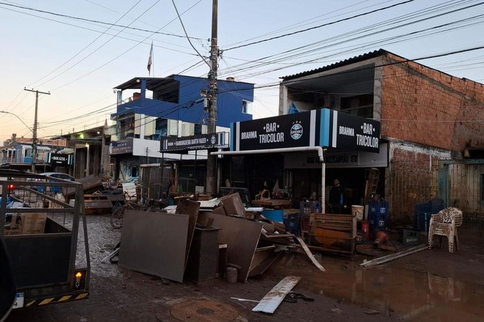 Água recua lentamente no bairro Humaitá, e moradores ampliam limpeza de ...