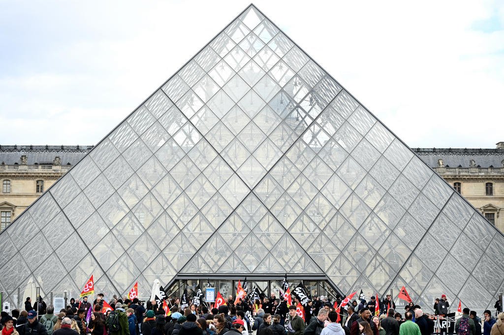 Protesto contra reforma da previdência na França bloqueia entrada do ...