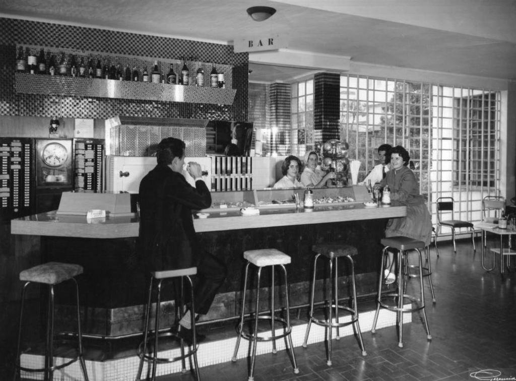 Um café/bar na Casa Prataviera nos anos 1960 | Pioneiro