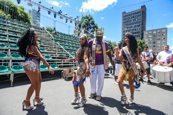 De volta à Sinimbu, desfile das escolas de samba de Caxias do Sul ...