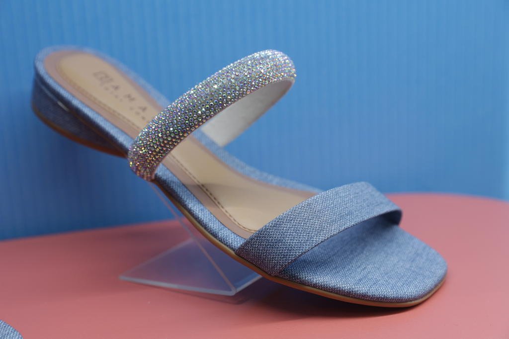 Marcas de calçados femininos apostam no jeans para o verão 2024 | Donna