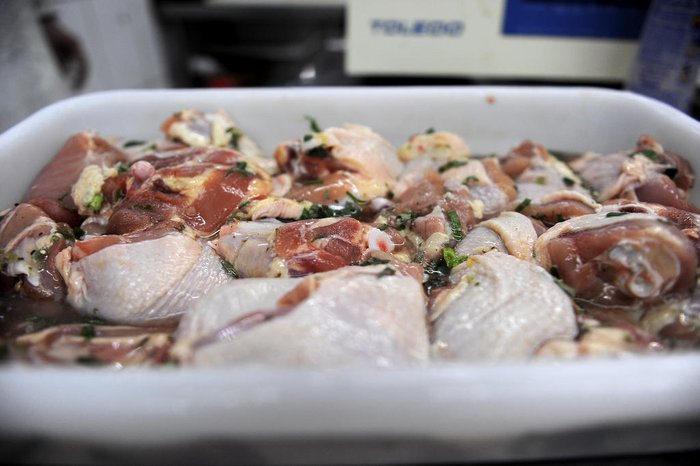 Por que não se deve comer frango mal passado? Entenda | GZH