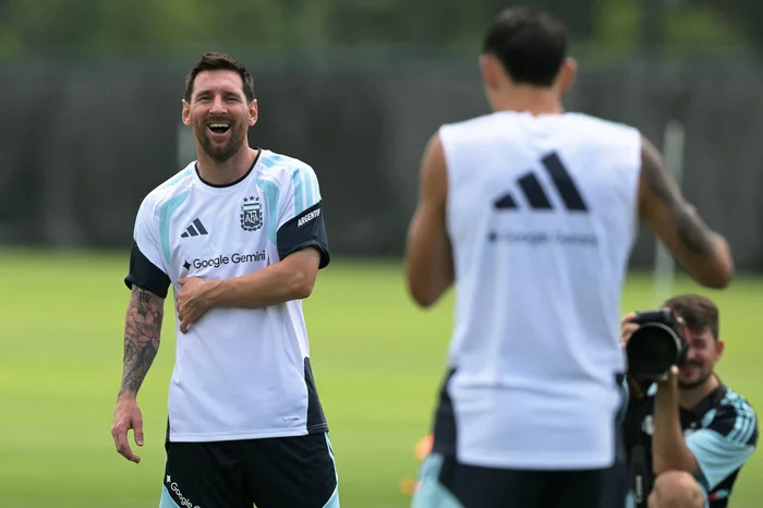 Messi chega a sua histórica sexta Copa do Mundo "empolgado como sempre ...