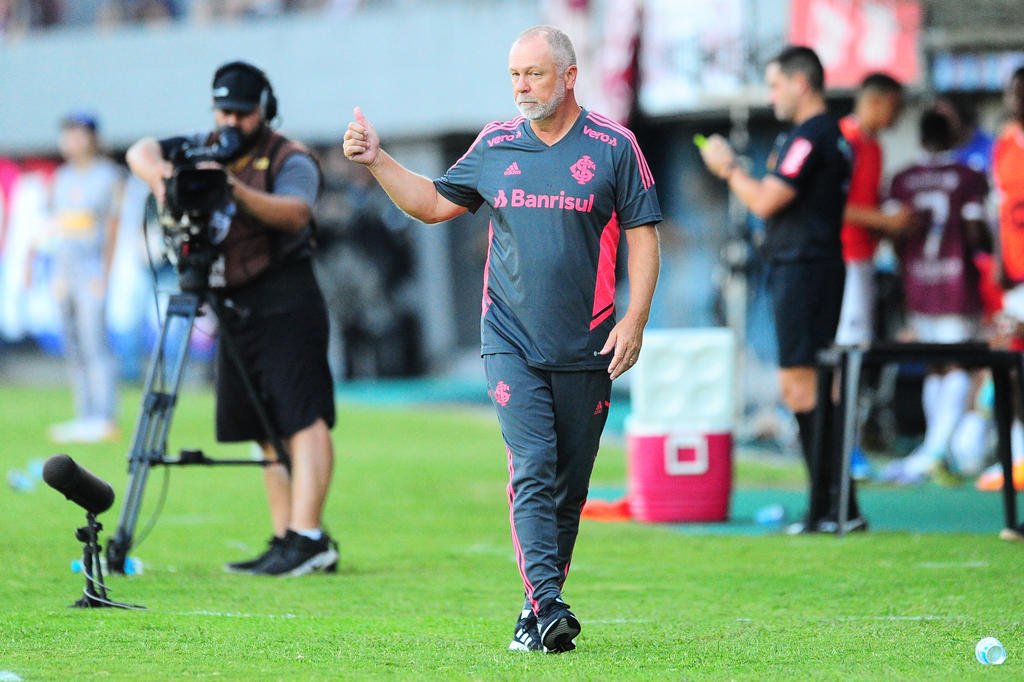Como Mano Menezes pode montar o Inter para o jogo de volta das ...