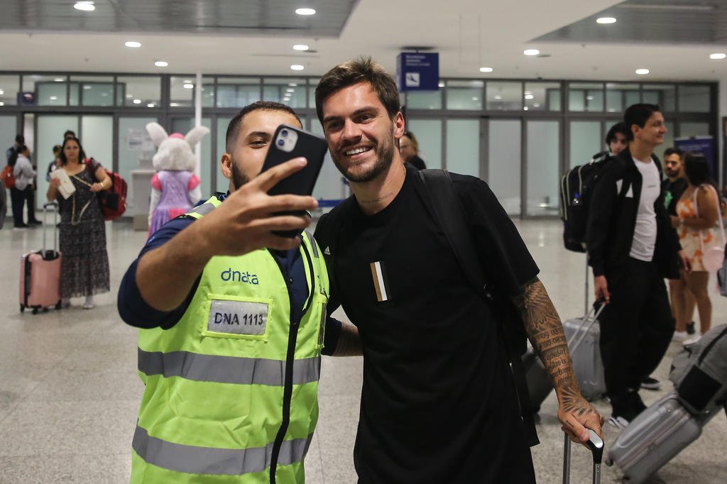 Nathan chega a Porto Alegre para assinar com o Grêmio | GZH