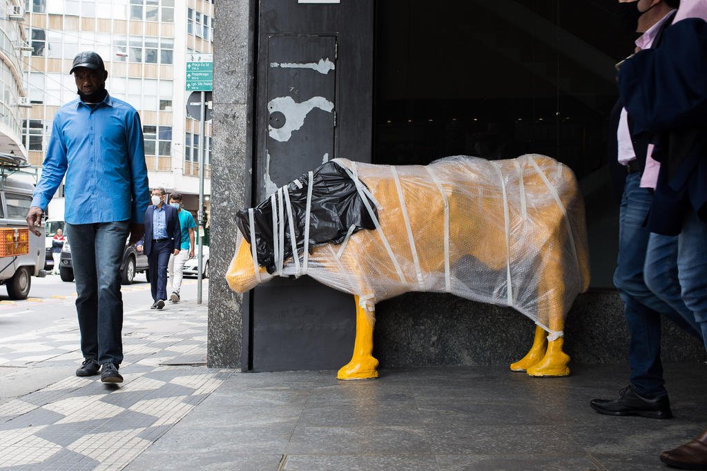 Depois do touro dourado, estátua de vaca magra e amarela é instalada na ...