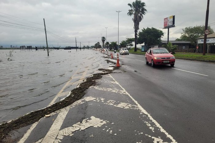 Duas das três pistas no acesso a Cachoeirinha estão bloqueadas devido ...
