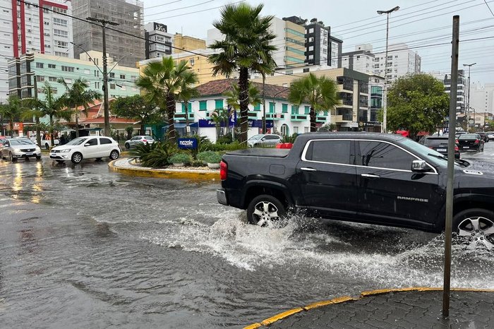 Em dia de chuva, Capão da Canoa tem ruas alagadas; veja a previsão para ...