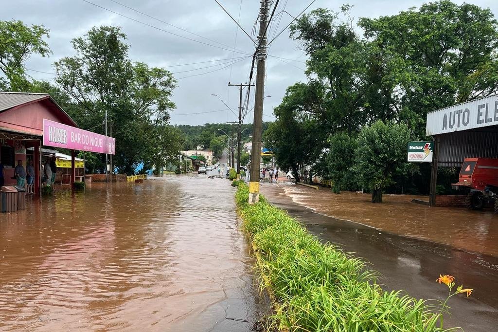 Cidades do noroeste gaúcho têm ruas e pontes interditadas após chuva ...