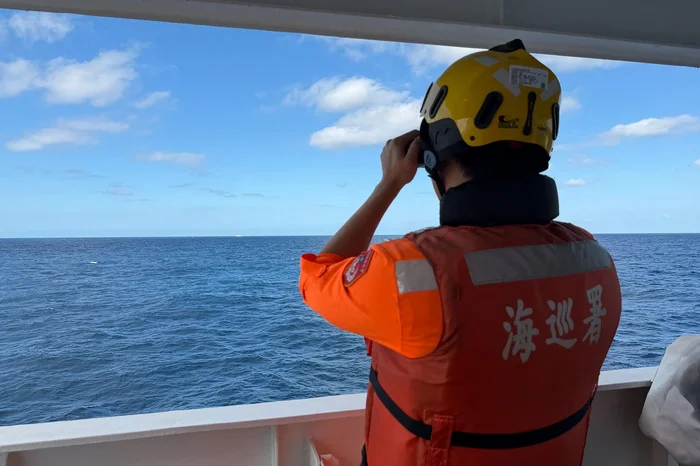 Em meio ao temor de uma escalada militar, Taiwan envia navios para ...