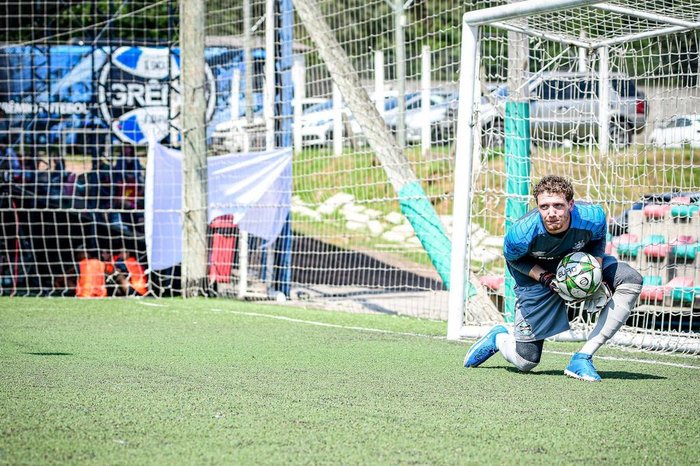 O goleiro que divide o tempo entre a arte e as defesas com a camisa do ...