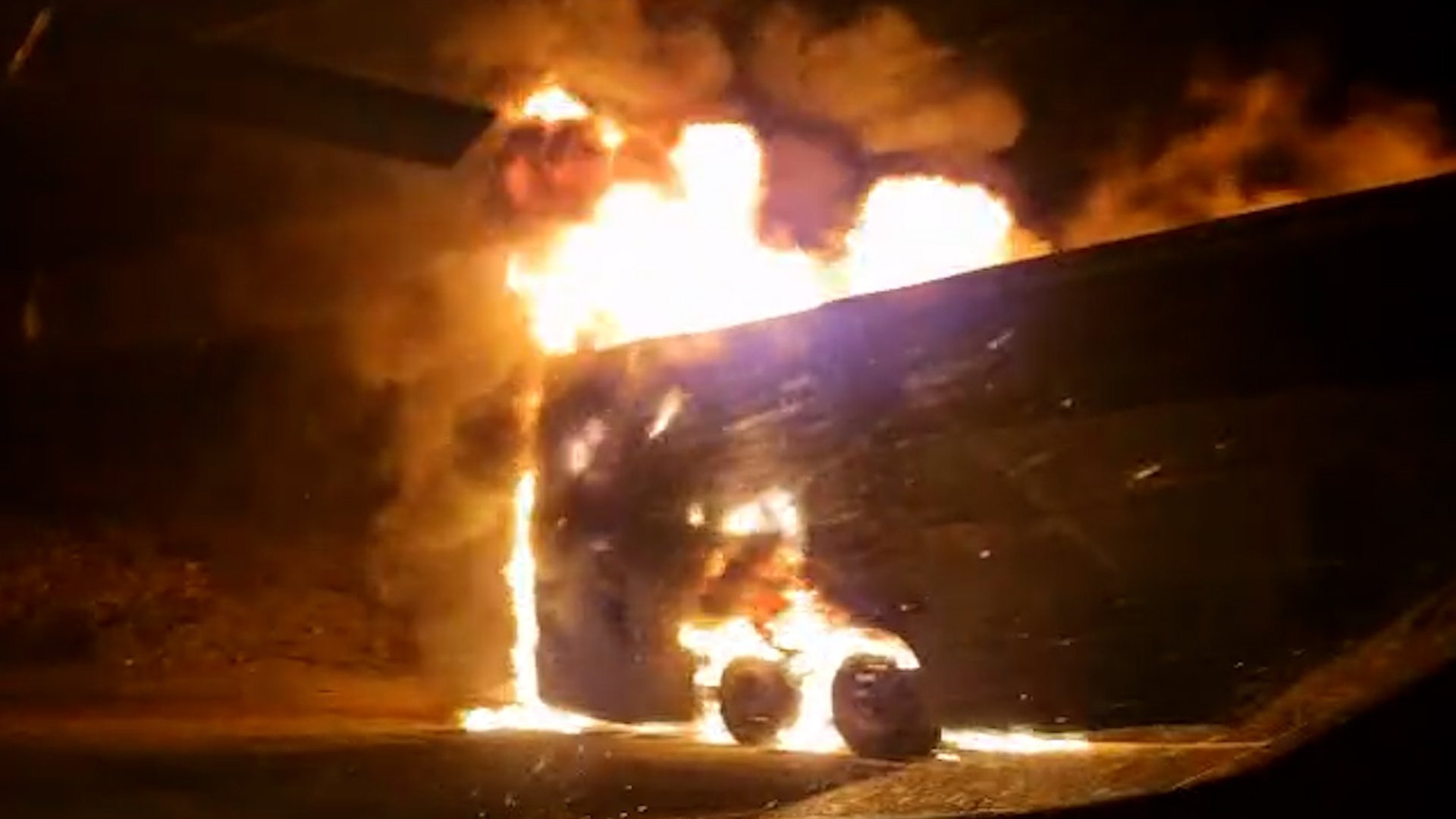 Ônibus intermunicipal pega fogo na BR-386 em Soledade | GZH