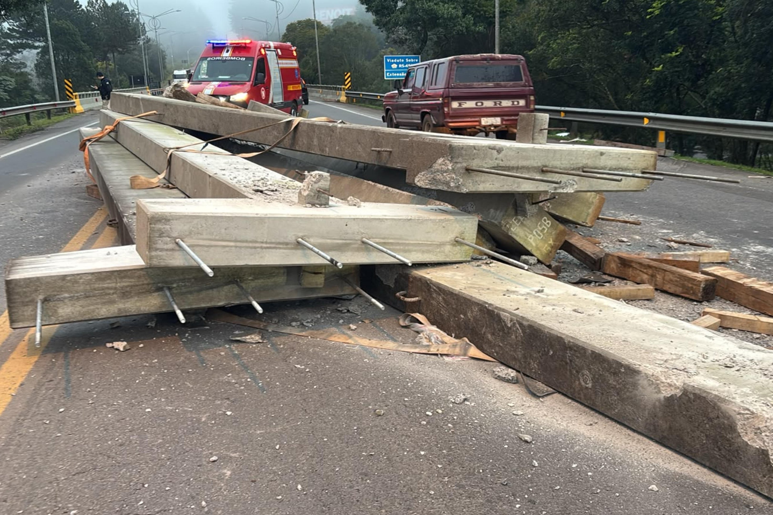 Carga cai de caminhão e bloqueia trecho da BR-470, na Serra | Pioneiro