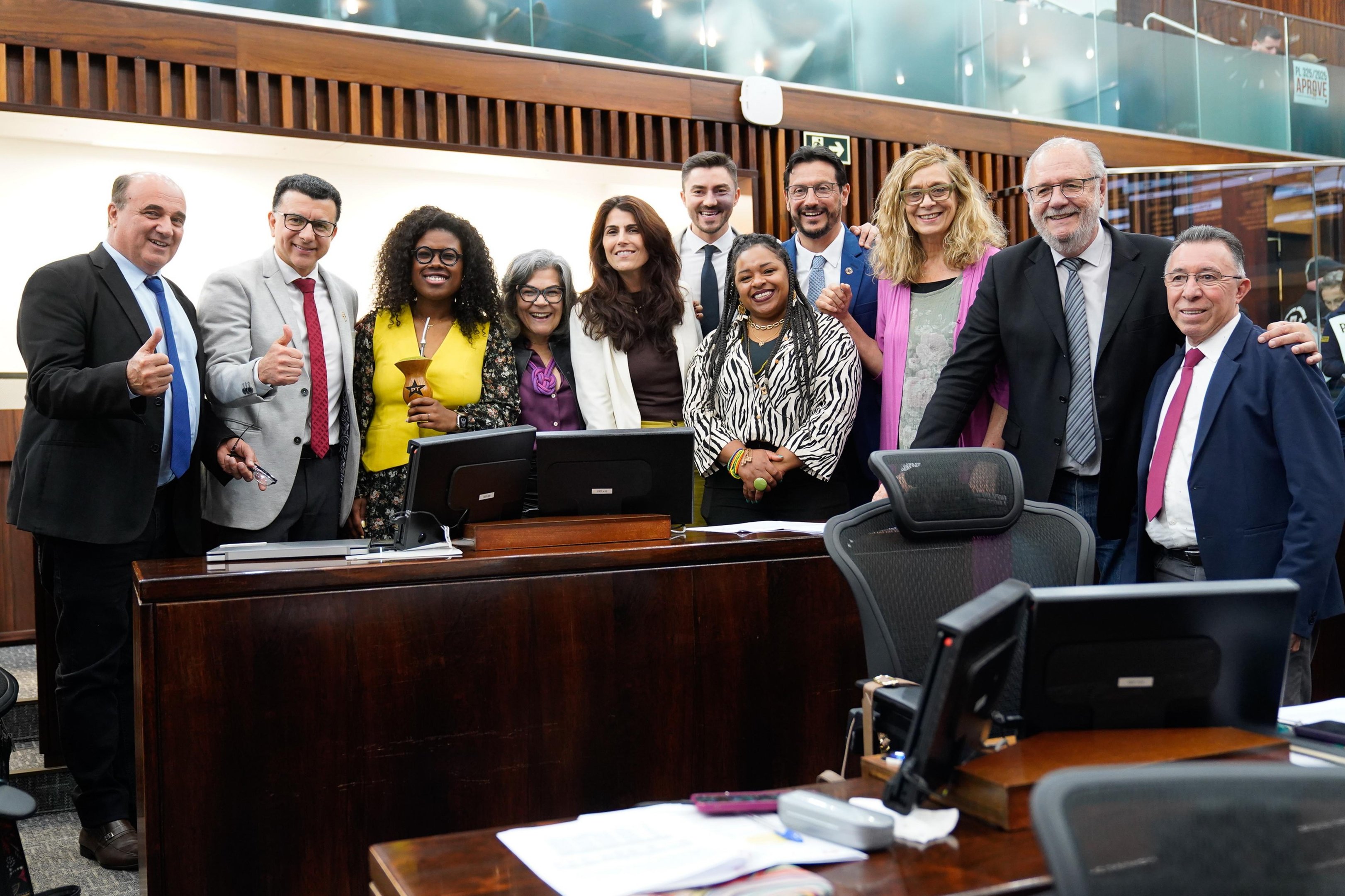 Manuela "bate ponto" na Assembleia e articula frente de esquerda ...