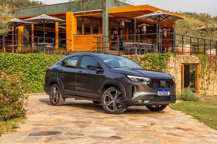 Fiat Fastback chega conectado, com motores turbo, três versões ...