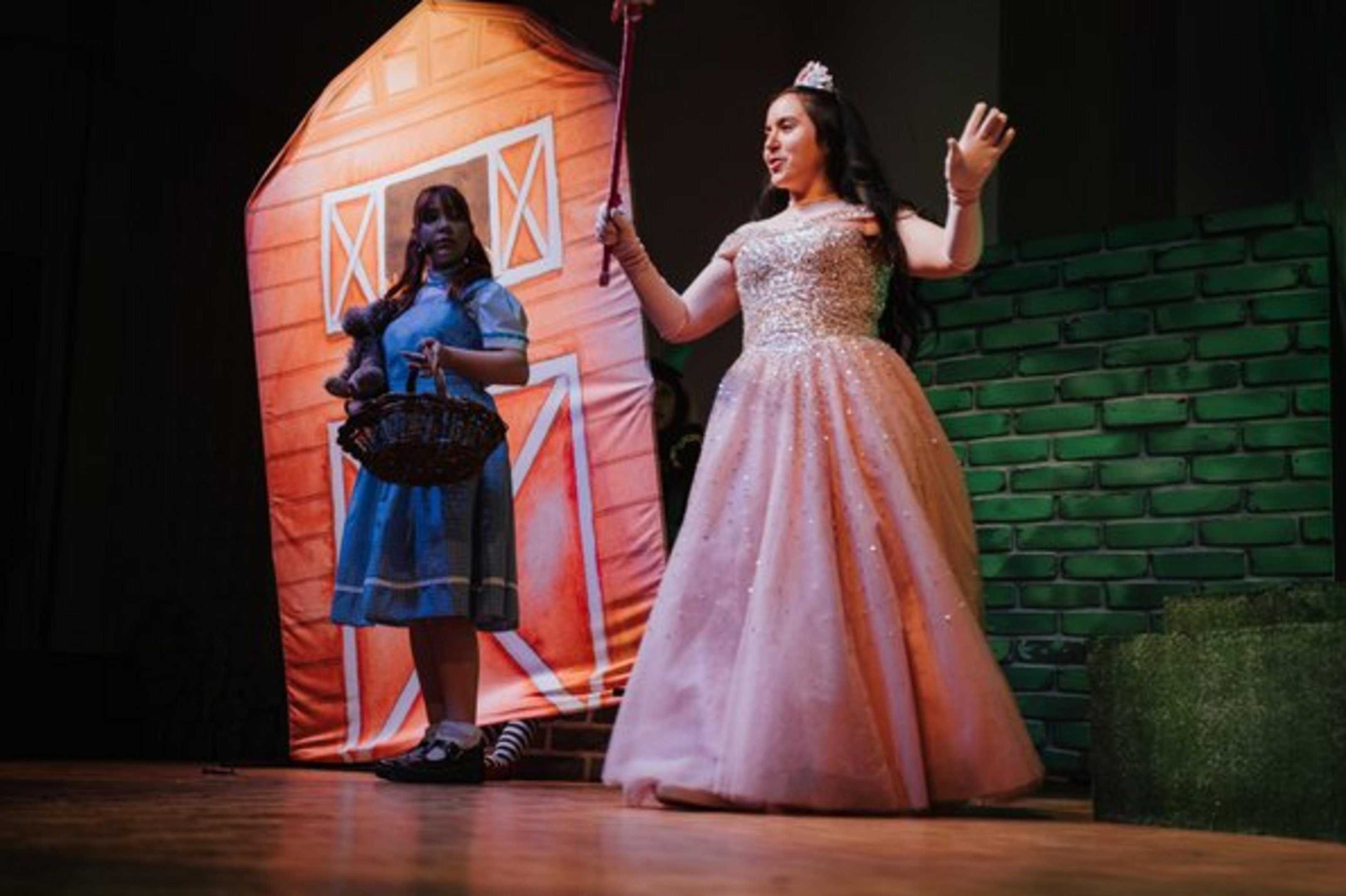Cia Teatral Musicar estreia a peça "O Mundo Mágico de Oz", no Teatro ...