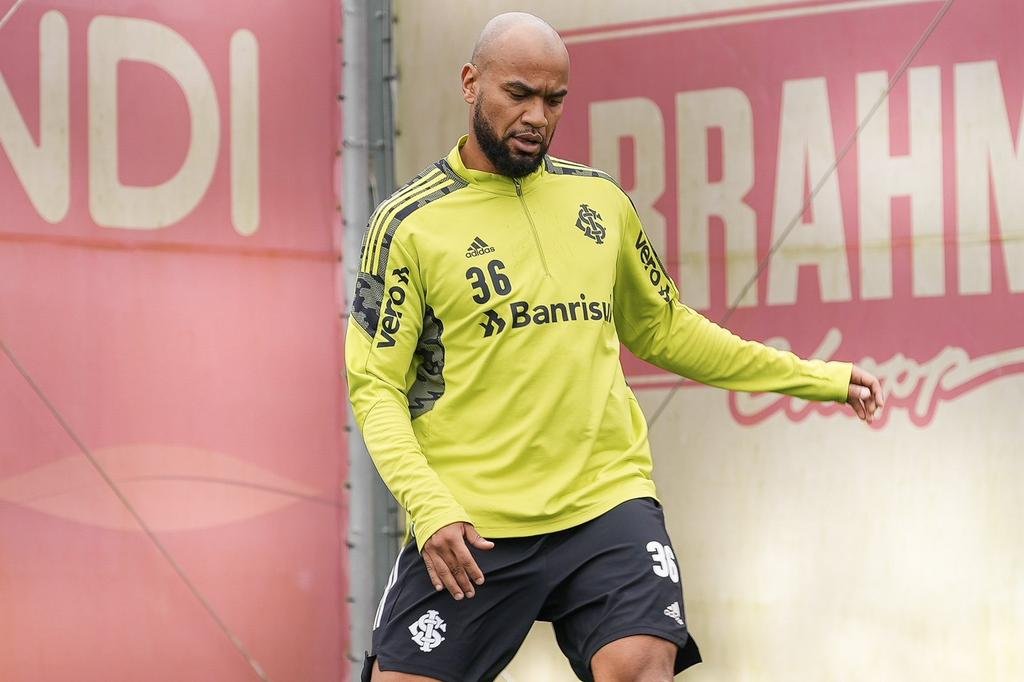 Rodrigo Moledo realiza treinos no campo e se aproxima de retorno ao ...