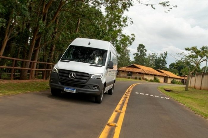 Sprinter elétrica chega com três versões, motor de 200 cv e autonomia ...