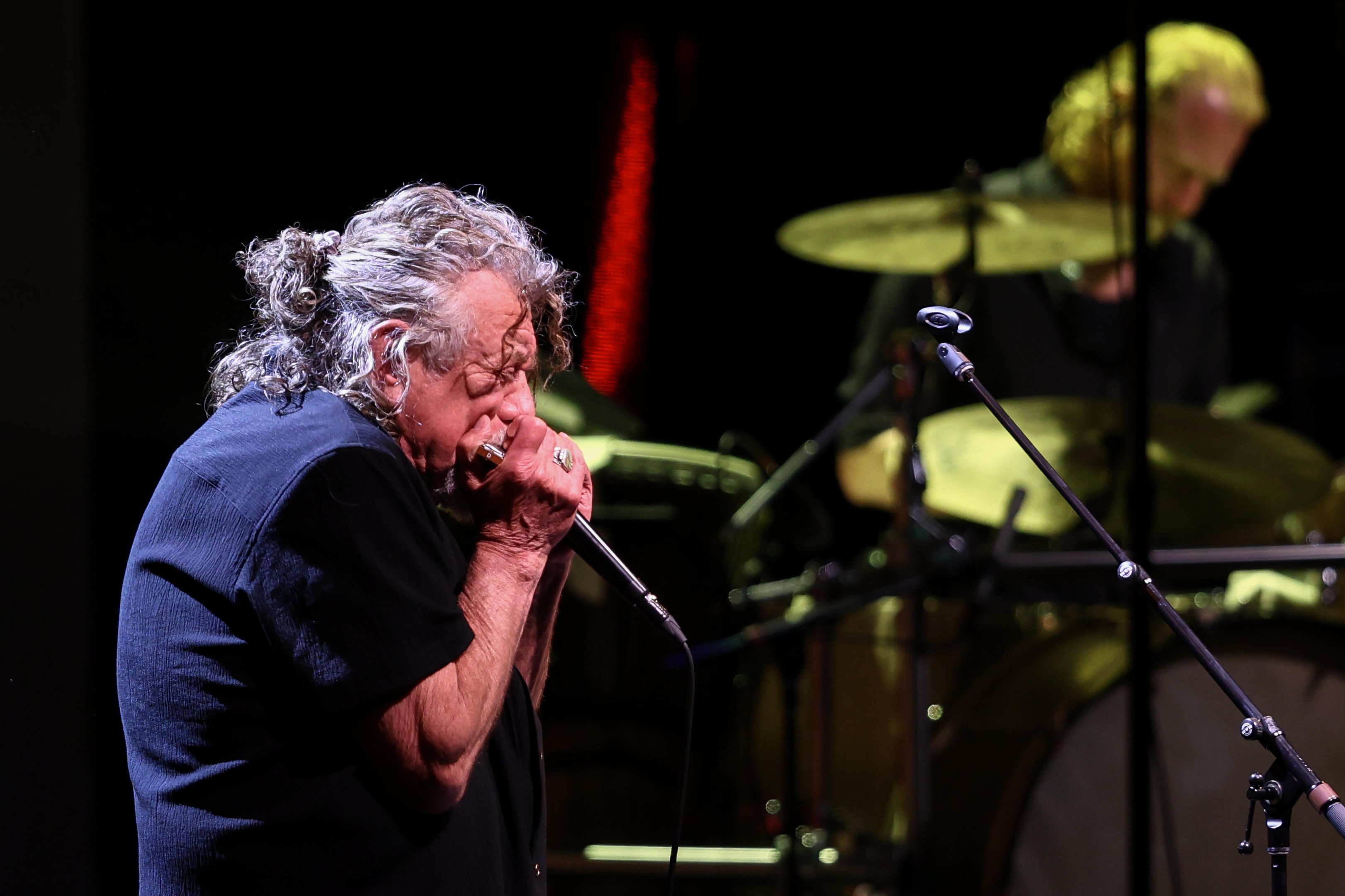 Sem muito espaço para nostalgia, Robert Plant mostra reinvenção em show ...
