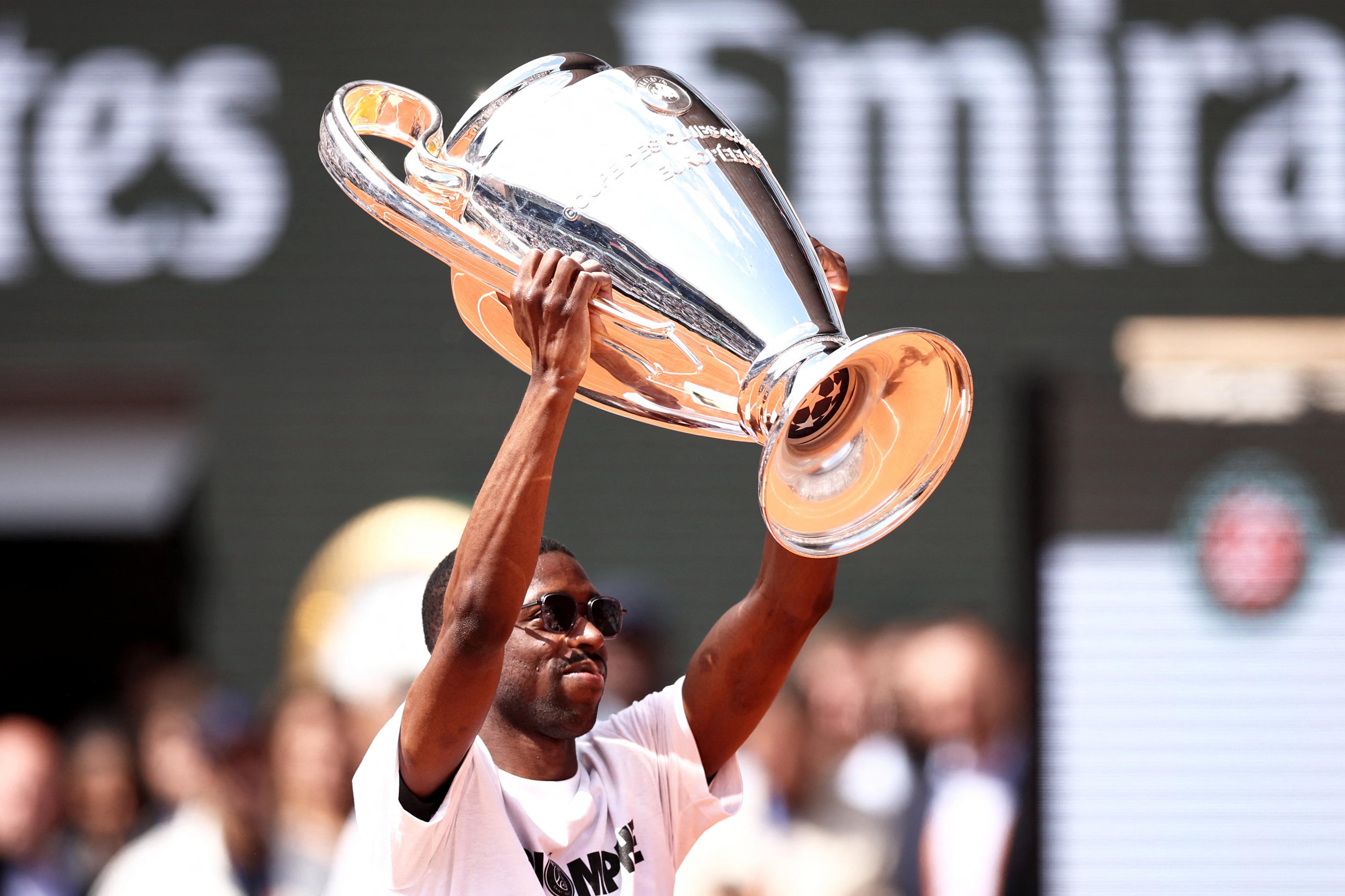 Dembélé leva taça da Champions à quadra central de Roland Garros; veja ...