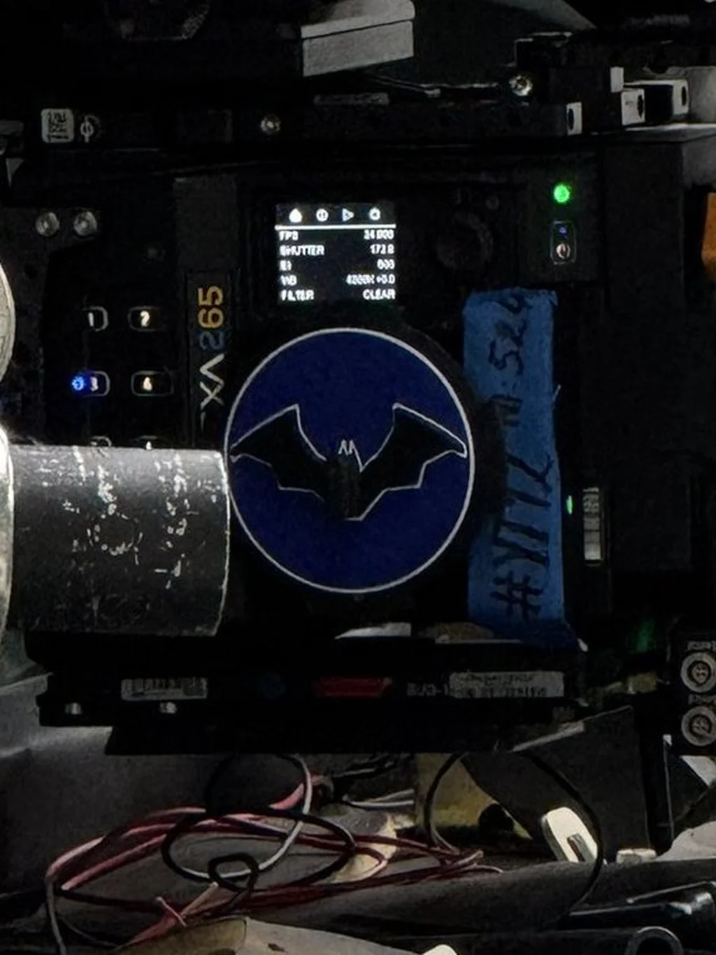 Batman: Parte 2 tem novo logo revelado em foto dos bastidores; confira
