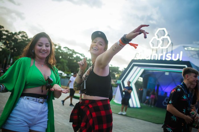 Show surpresa, foto 3D, pebolim humano, roda-gigante e cerveja inflável ...