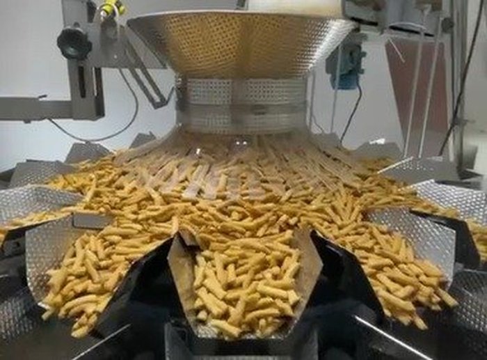 Fábrica da Pastelina volta a produzir após ficar alagada; vídeo mostra ...