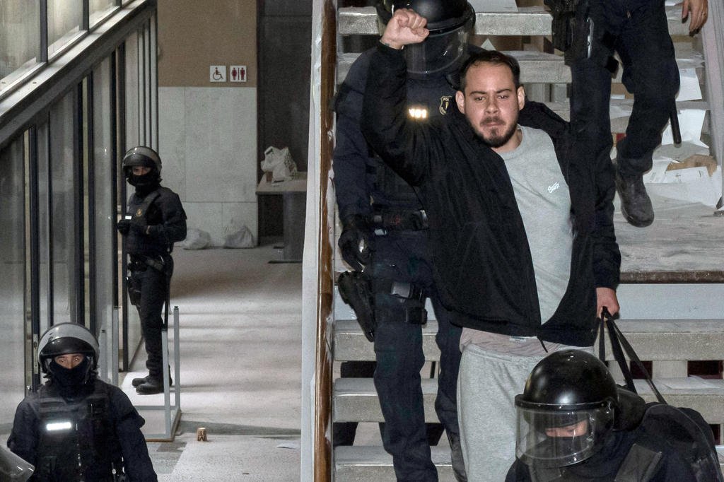 Rapper espanhol Pablo Hasél é preso por postagens que atacavam a ...