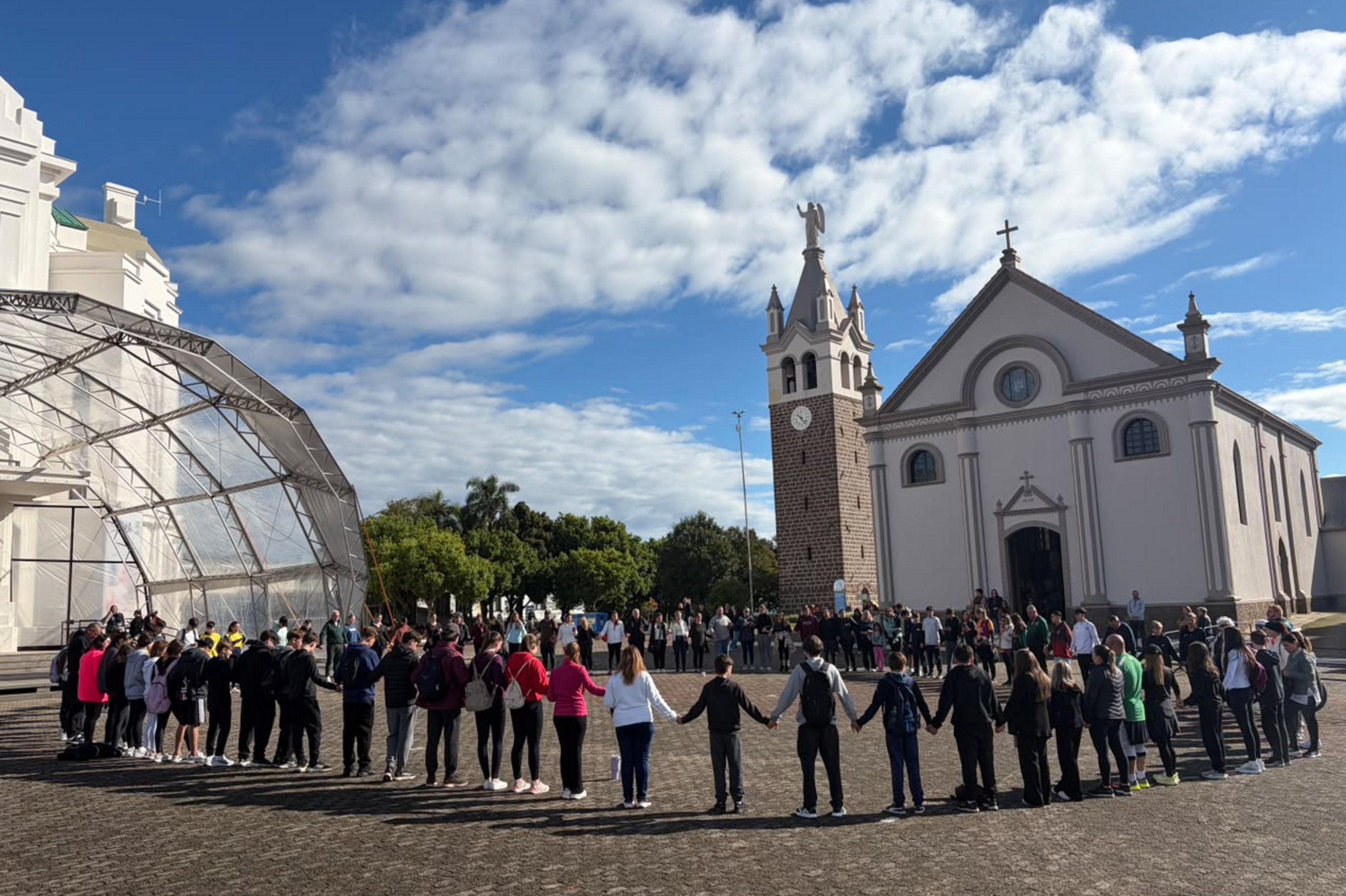 No Santuário, amigos oram por menino que sofreu acidente no feriado de ...