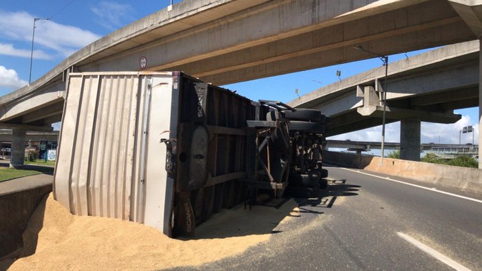 Caminhão tomba e bloqueia parcialmente acesso à freeway a partir da BR ...