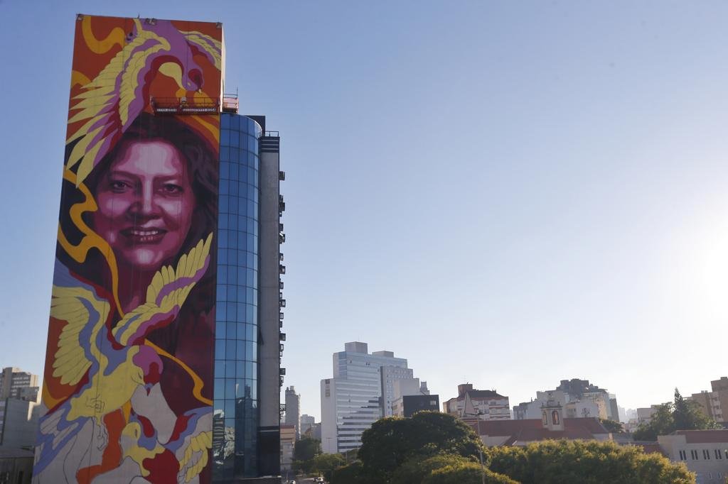 Prédio na Cidade Baixa recebe grafite de 36 metros em homenagem ao mês ...