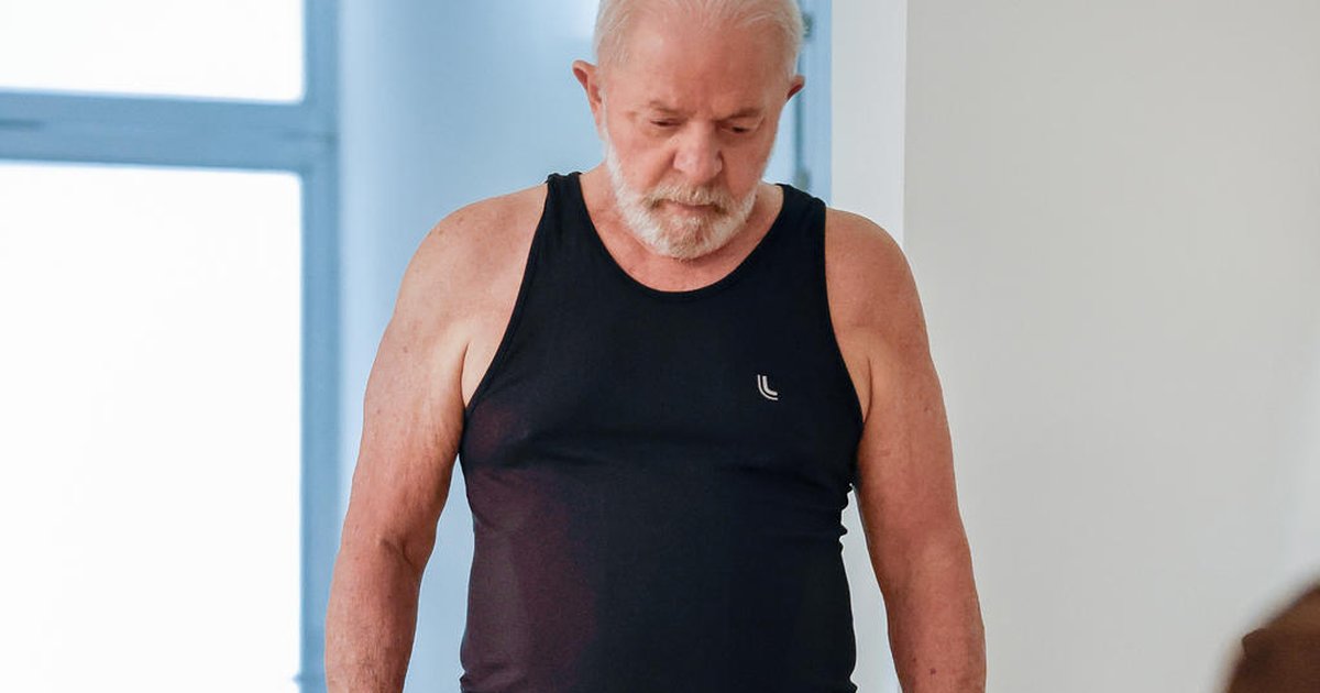 Um mês após operar quadril, Lula aparece se exercitando e chutando bola ... Um mês após operar quadril, Lula aparece se exercitando e chutando bola ...