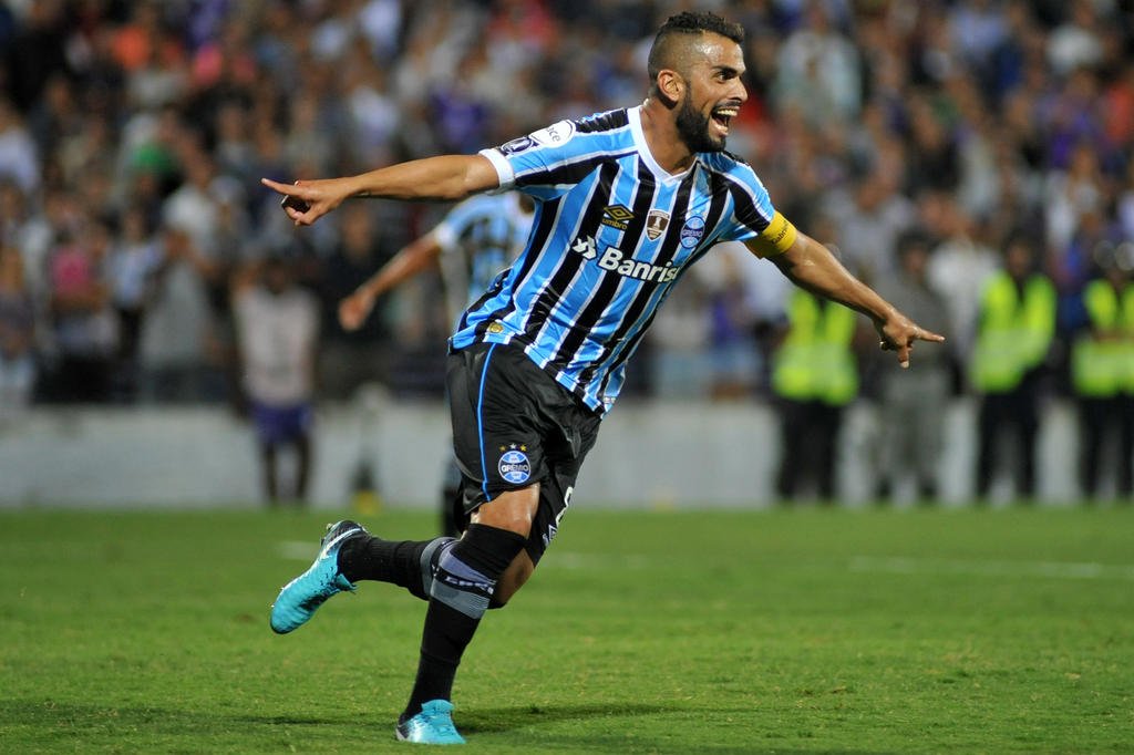 246 jogos, 15 gols e nove títulos: os números de Maicon com a camisa do ...