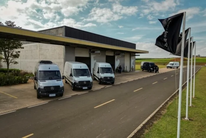 Sprinter, transmissão automática amplia a versatilidade da van Mercedes ...