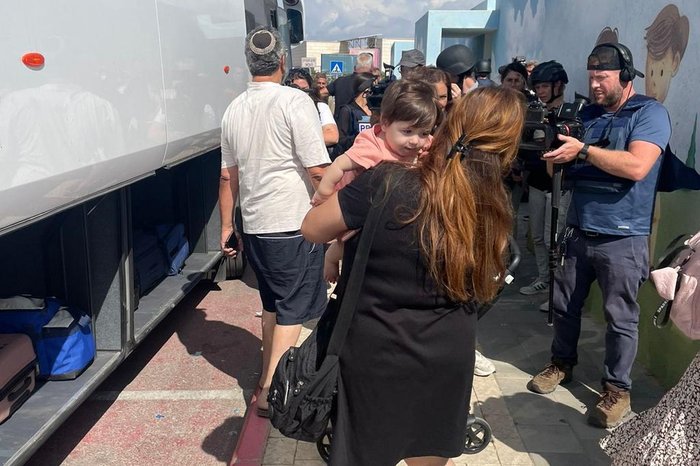 VÍDEO: sob foguetes do Hamas, moradores de Sderot são retirados da ...