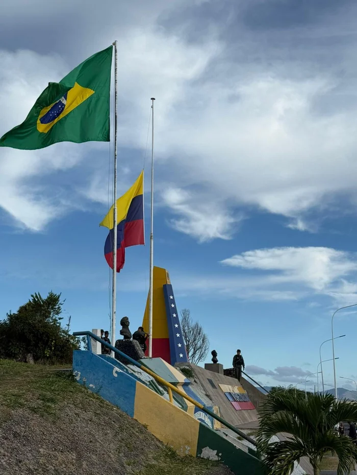 Na fronteira com o Brasil, Venezuela põe bandeira a meio-mastro em ...