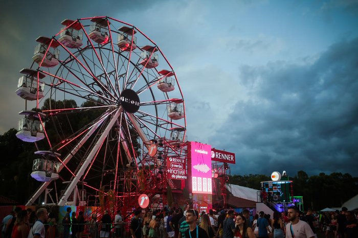 Show surpresa, foto 3D, pebolim humano, roda-gigante e cerveja inflável ...