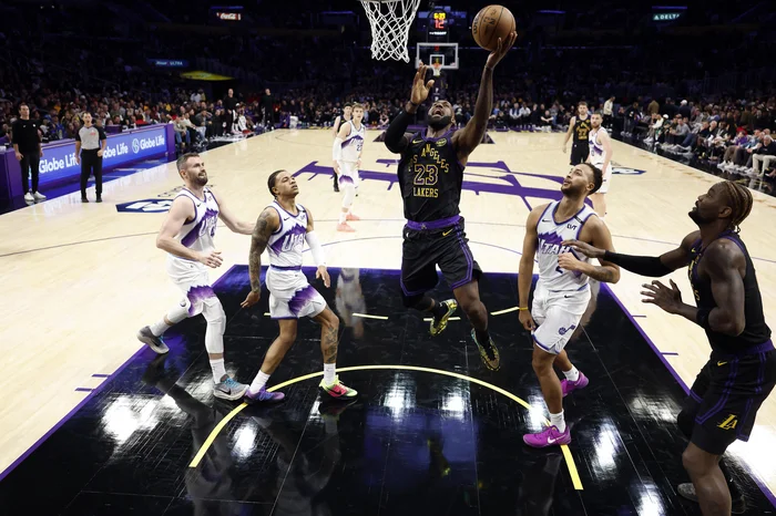 LeBron James estreia na temporada e se torna o atleta mais longevo da ...