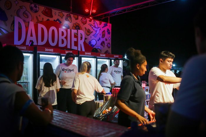 Show surpresa, foto 3D, pebolim humano, roda-gigante e cerveja inflável ...