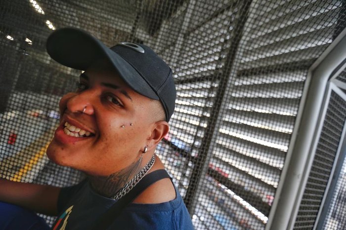Rapper faz sucesso no trem ao misturar rimas e brincadeiras com ...
