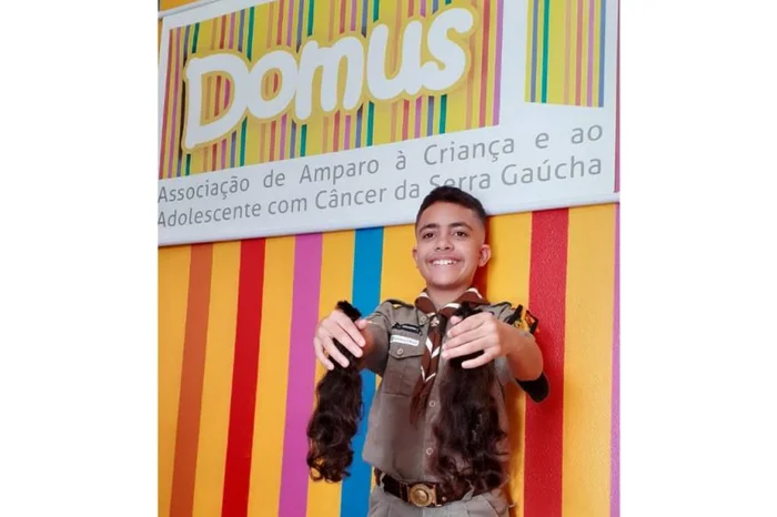 VÍDEO: menino deixa o cabelo crescer por três anos para doar a crianças ...