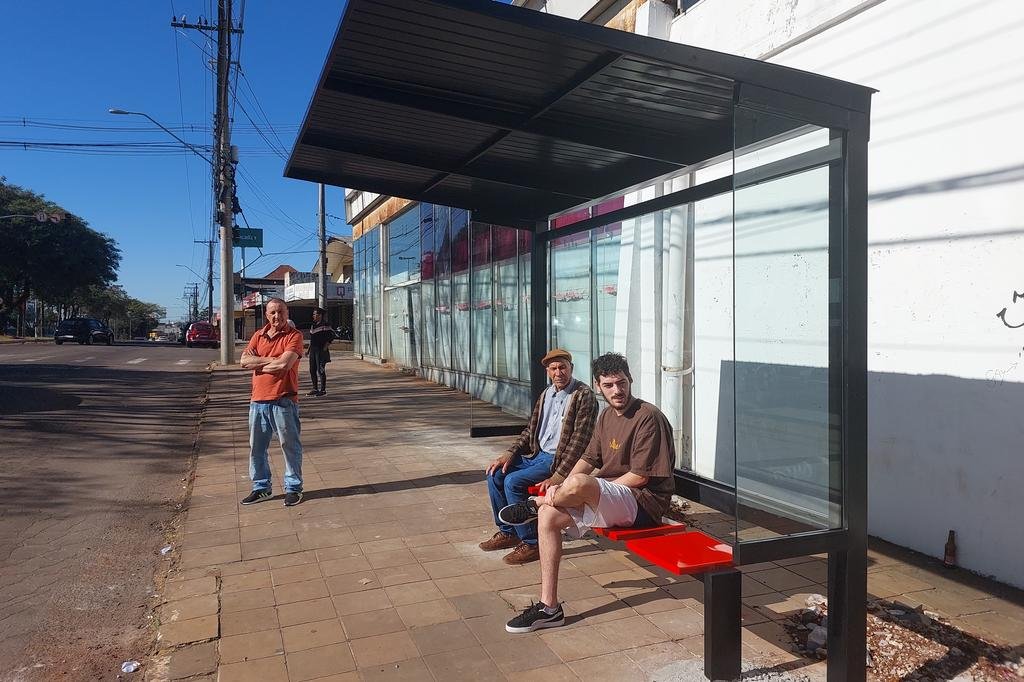 Novas paradas de ônibus começam a ser instaladas na Avenida Brasil, em ...