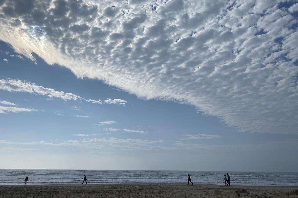Quarta-feira começa com nuvens e mar limpo na praia de Atlântida | GZH