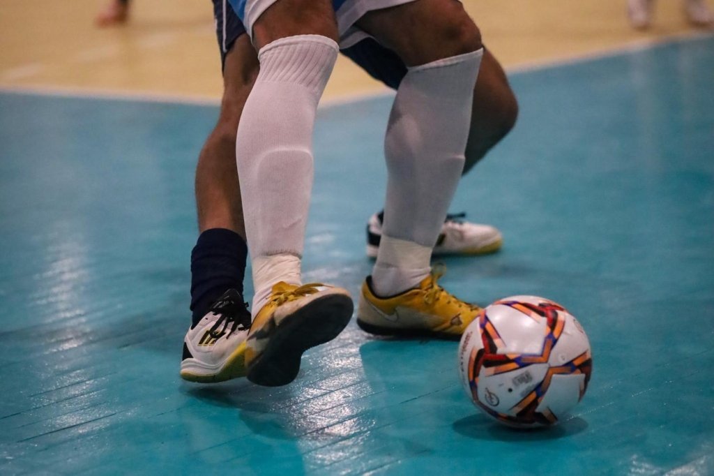 Juiz leva cabeçada após expulsar jogador em partida de futsal no ...